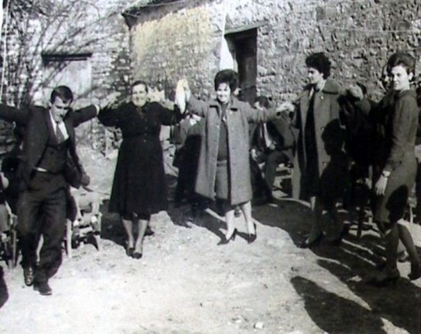 Παραπονιάρικό μου ~ Παραδοσιακά Τραγούδια | xorio.gr